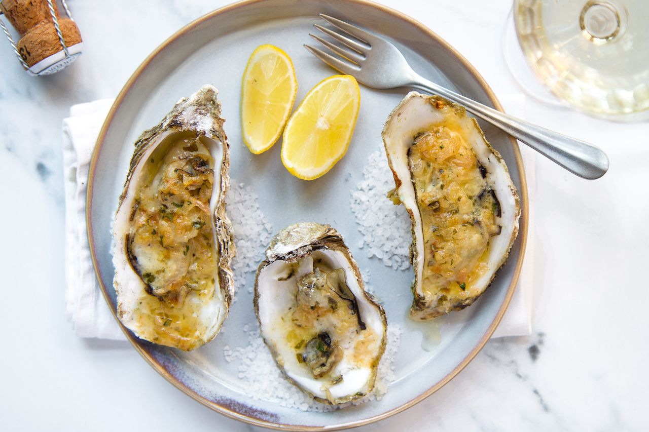 Gegratineerde oesters: zo maak je dit luxe hapje bij een aperitief